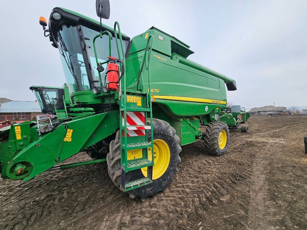 John Deere C670