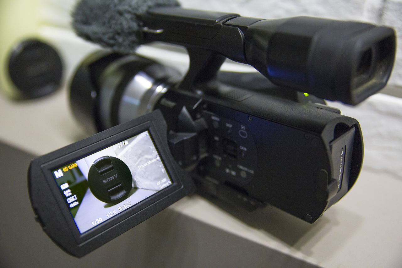 Видеокамера Sony NEX-VG10