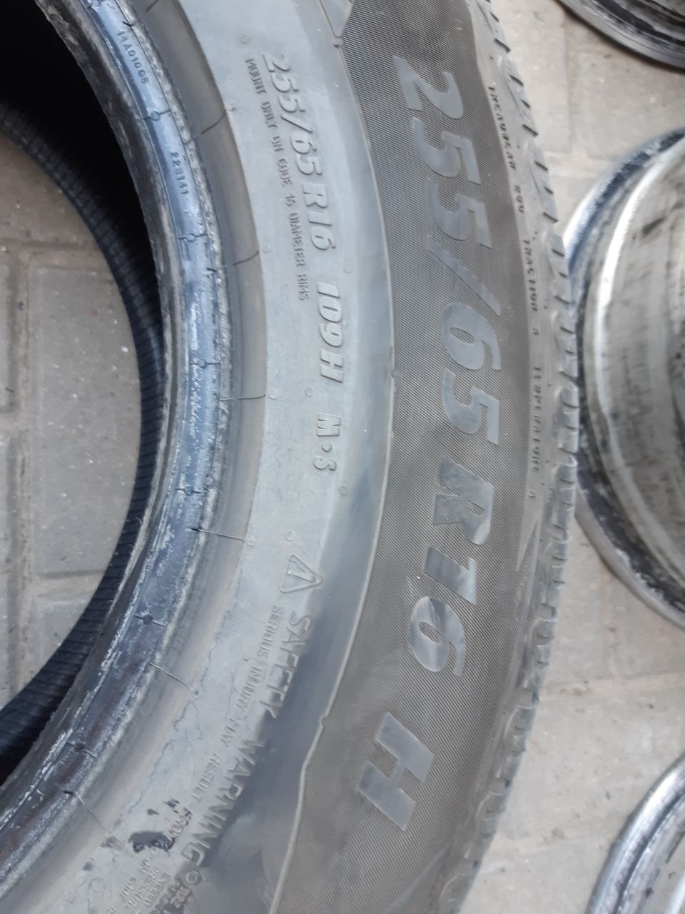 255/65 R16