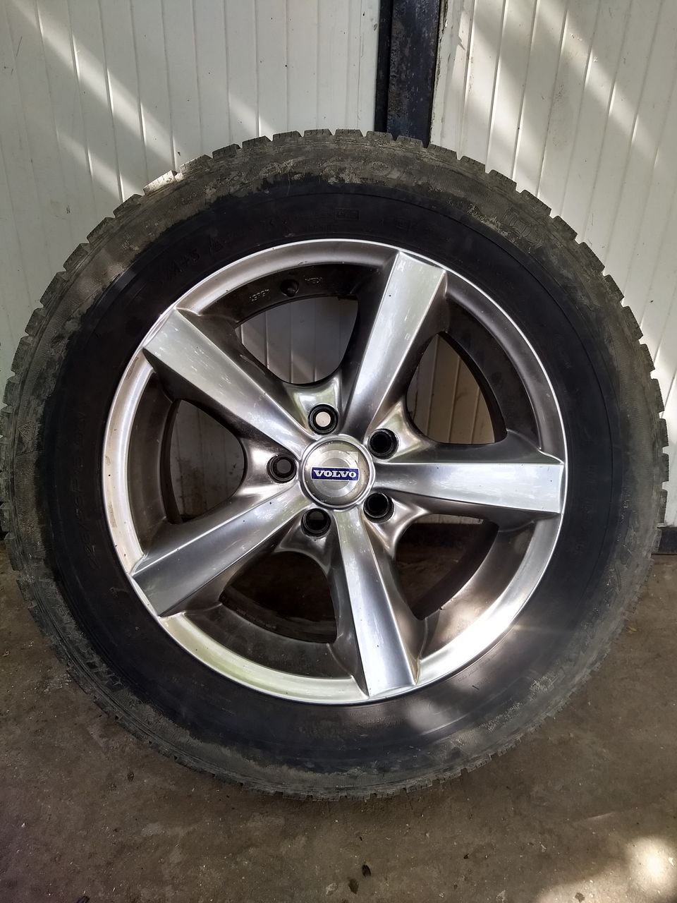 Set din patru roți cu Jante Volvo R16 echipate cu pneuri Michelin 225 ...