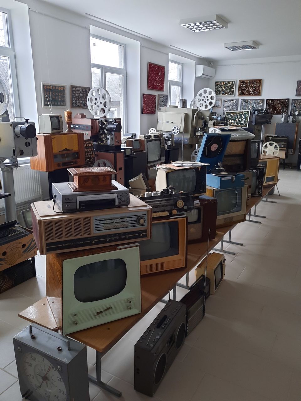 Excursii cu Anticvariat la Galeria colecțiilor Petru Costin a Consiliului raional Ialoveni