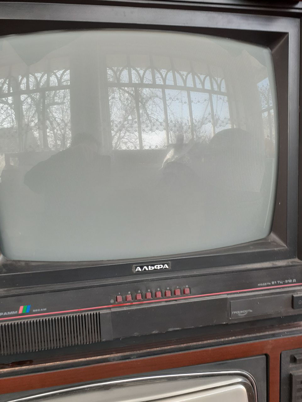 Vând televizoare vechi