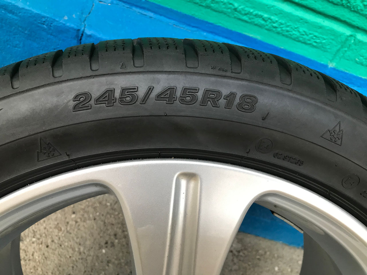 245/45 R18