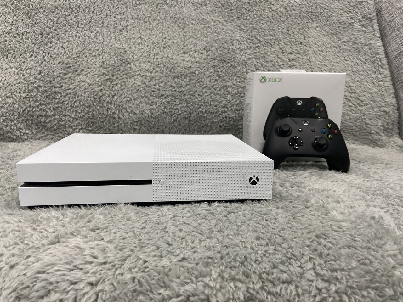 Xbox one s (alb) 1 tb memorie si cu controller negru