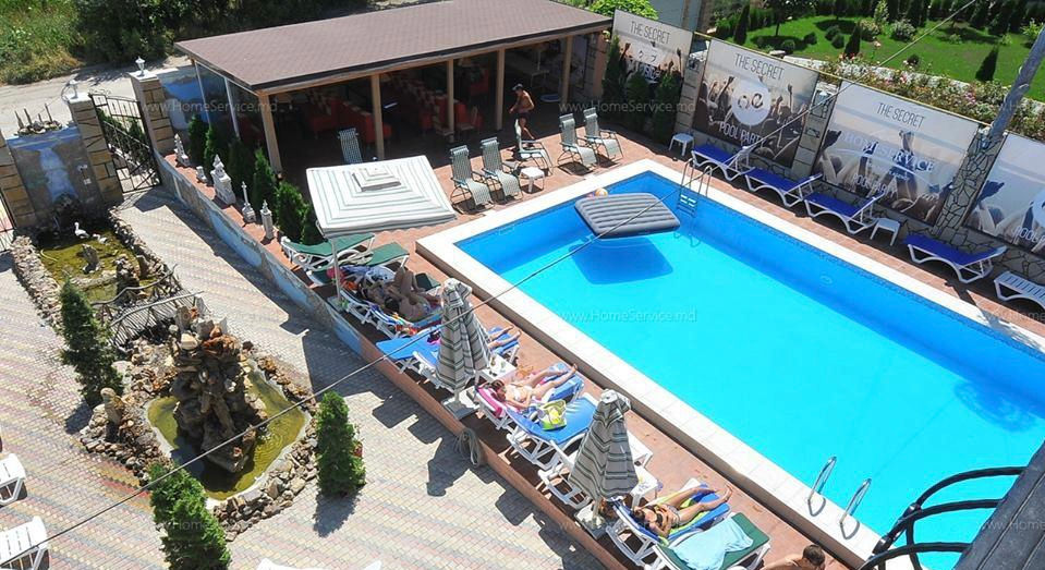 Casa cu 10 camere si bazin cu sezlong