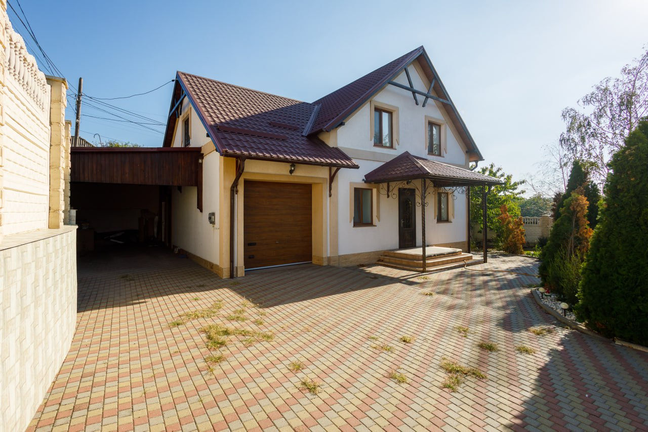 Casă, 193 m², Colonița