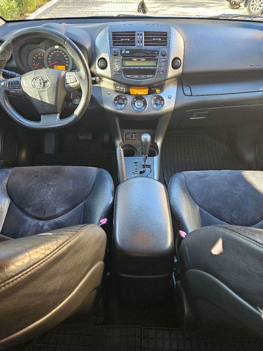 Toyota Rav 4 an. 2011 cu rulaj 265000 km, Diesel, 10800