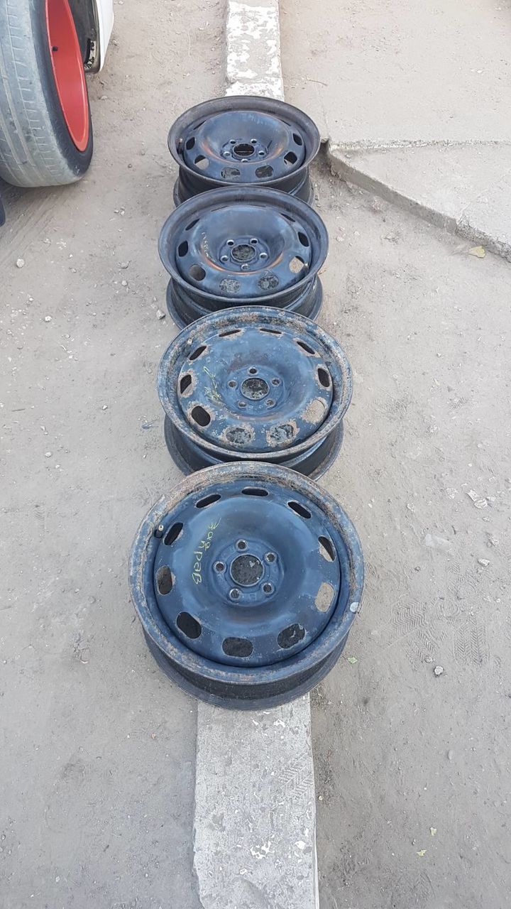 Диски 4шт 5/100 r15 и колпаки в придачу...