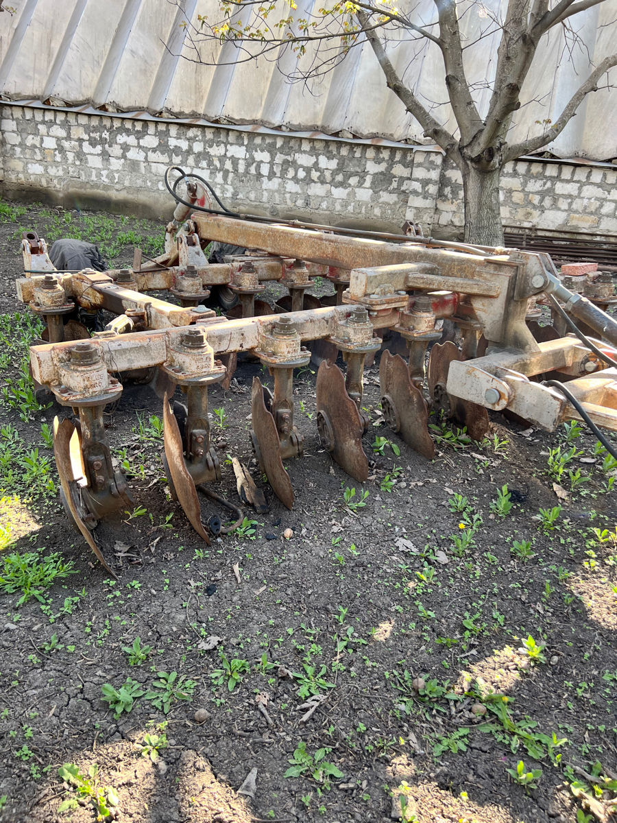 Cultivator cu discuri