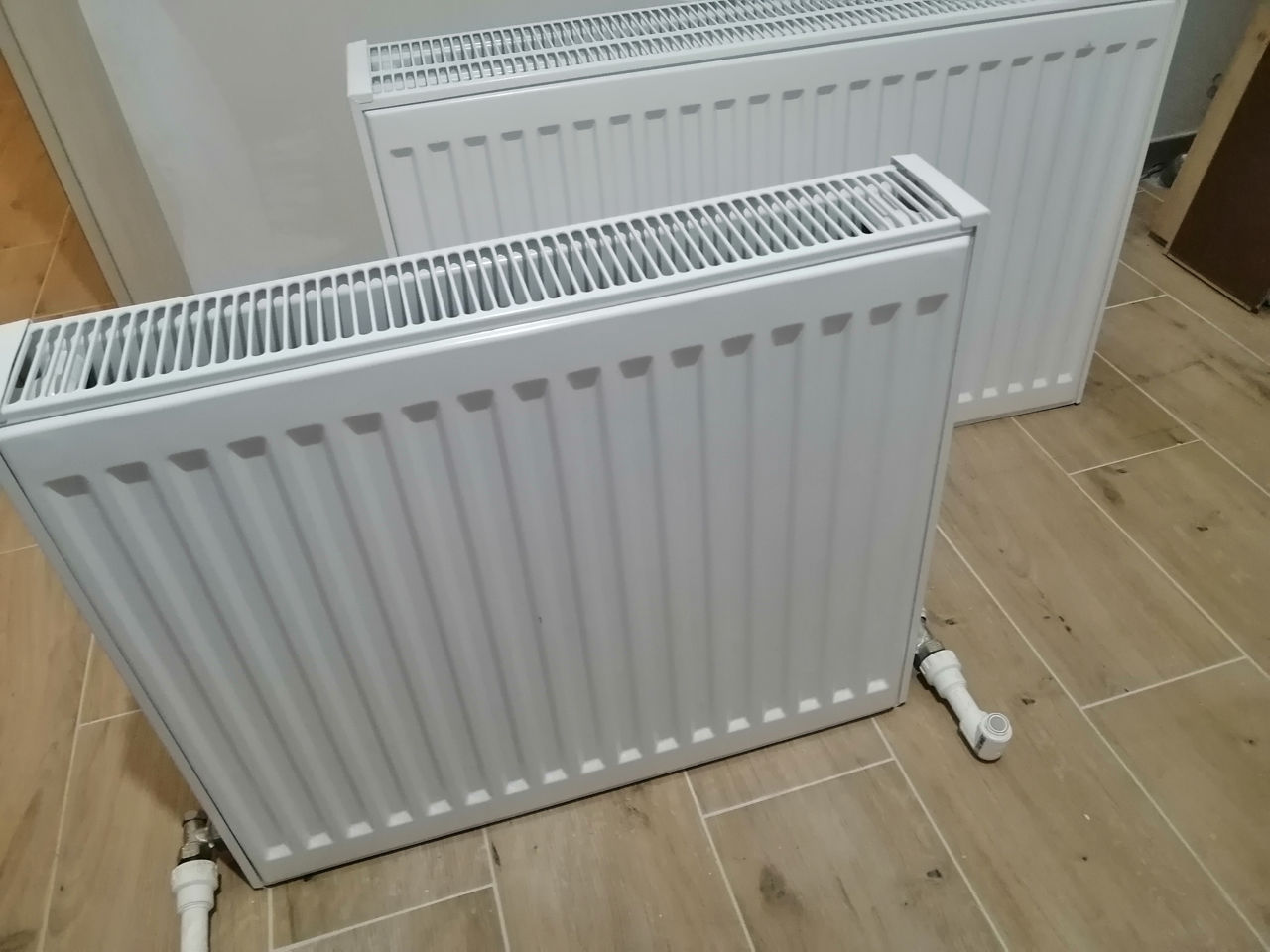 Vind 2 calorifere noi de 60 si 80.