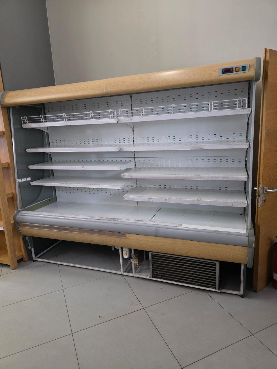 spre vînzare utilaj frigorific şi mobilier pentru magazine