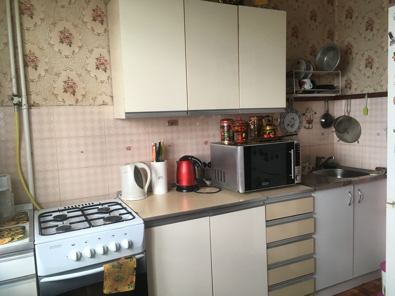 Кухня в полной комплектации (стол, табуретки, плита газовая, мойка из ...