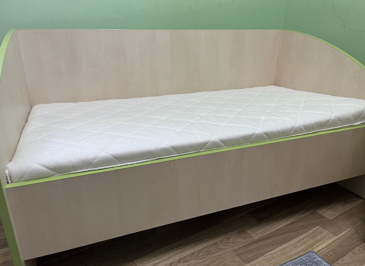 Детская кровать с матрасом