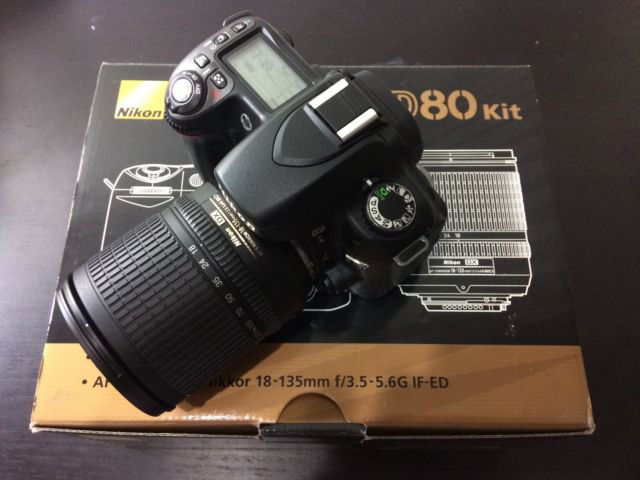 Nikon d80 + 55 200VR Profesional.