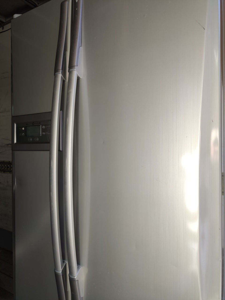 Daewoo electronics Холодильник с большой морозильной камерой.