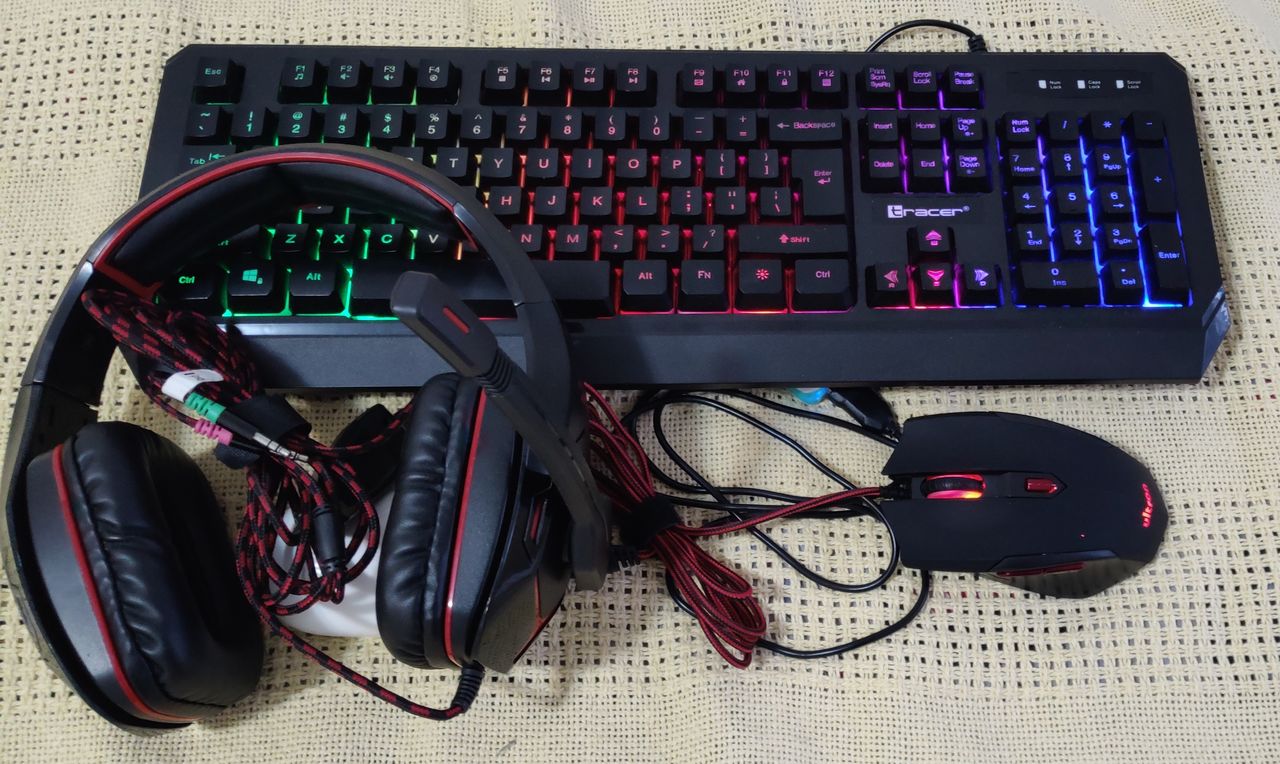 Se vinde un set cu claviatura,casti si mouse,aparte nu se vinde (по ...