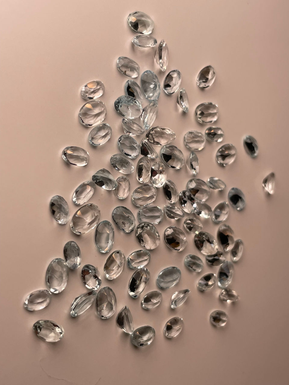 Acvamarin 20,5 carate, albastru deschis, oval.
