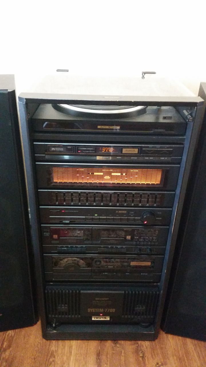 Музикальный центр Sharp c 1990 г. - такое качество уже не делается ...