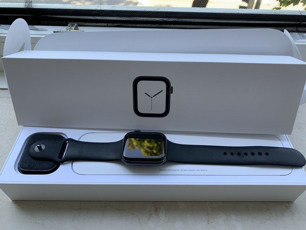 Apple Watch Series 4, 44 mm ( Space Gray )