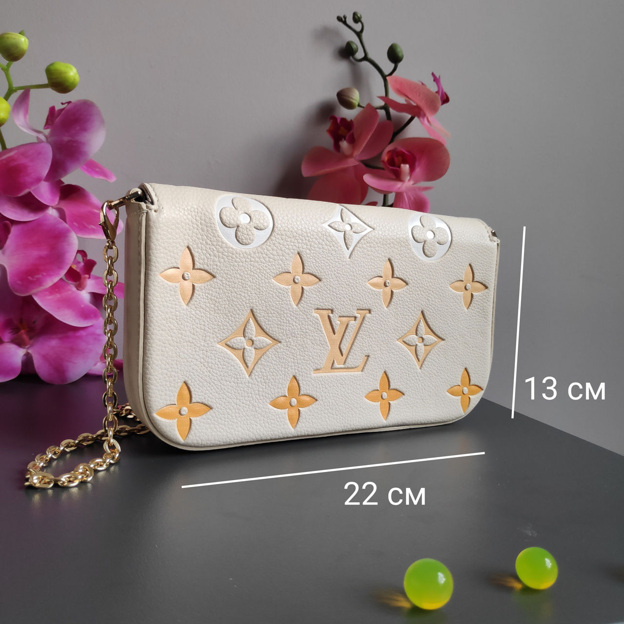 Geanta Louis Vuitton . Piele ecologică.