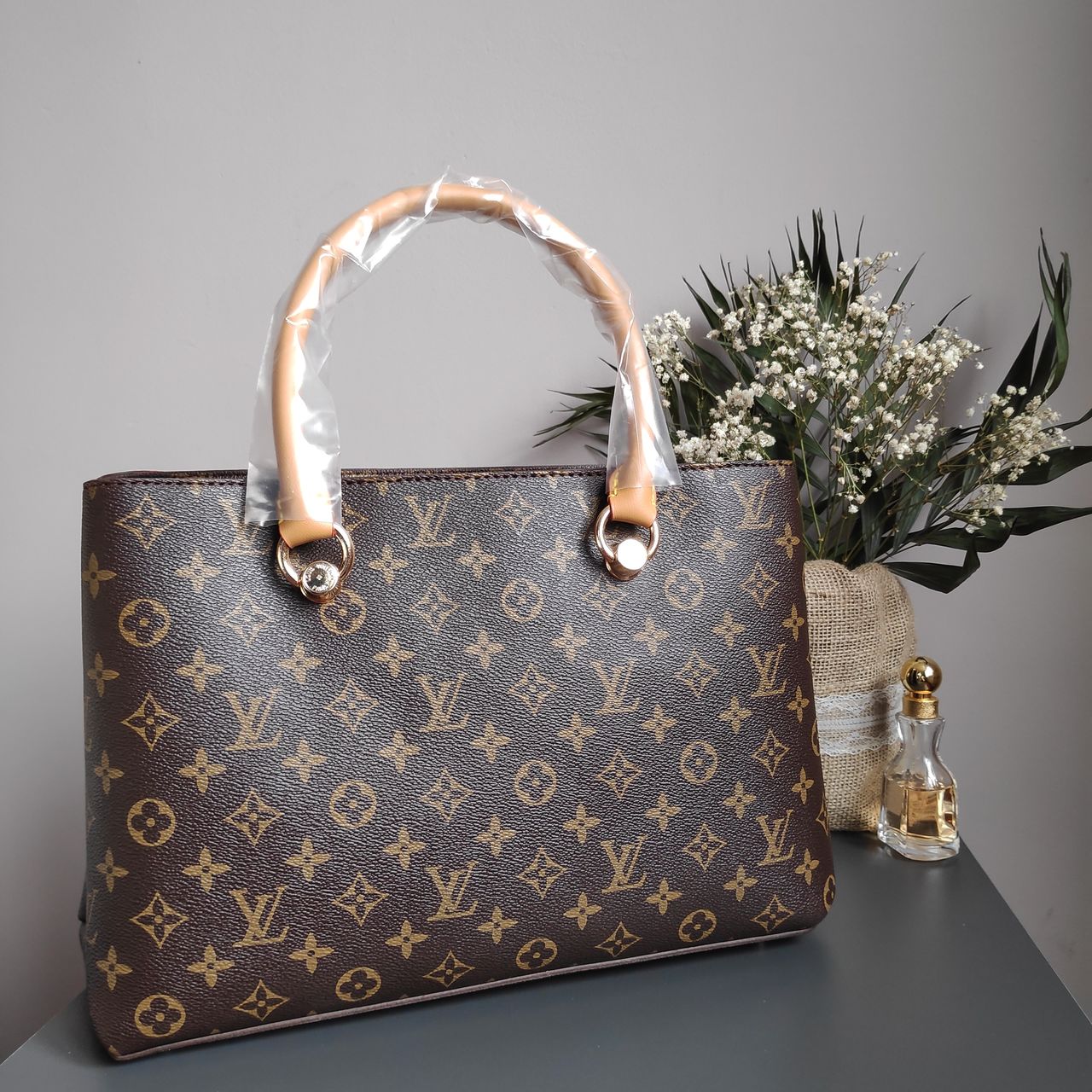Geanta Louis Vuitton . Piele ecologică.