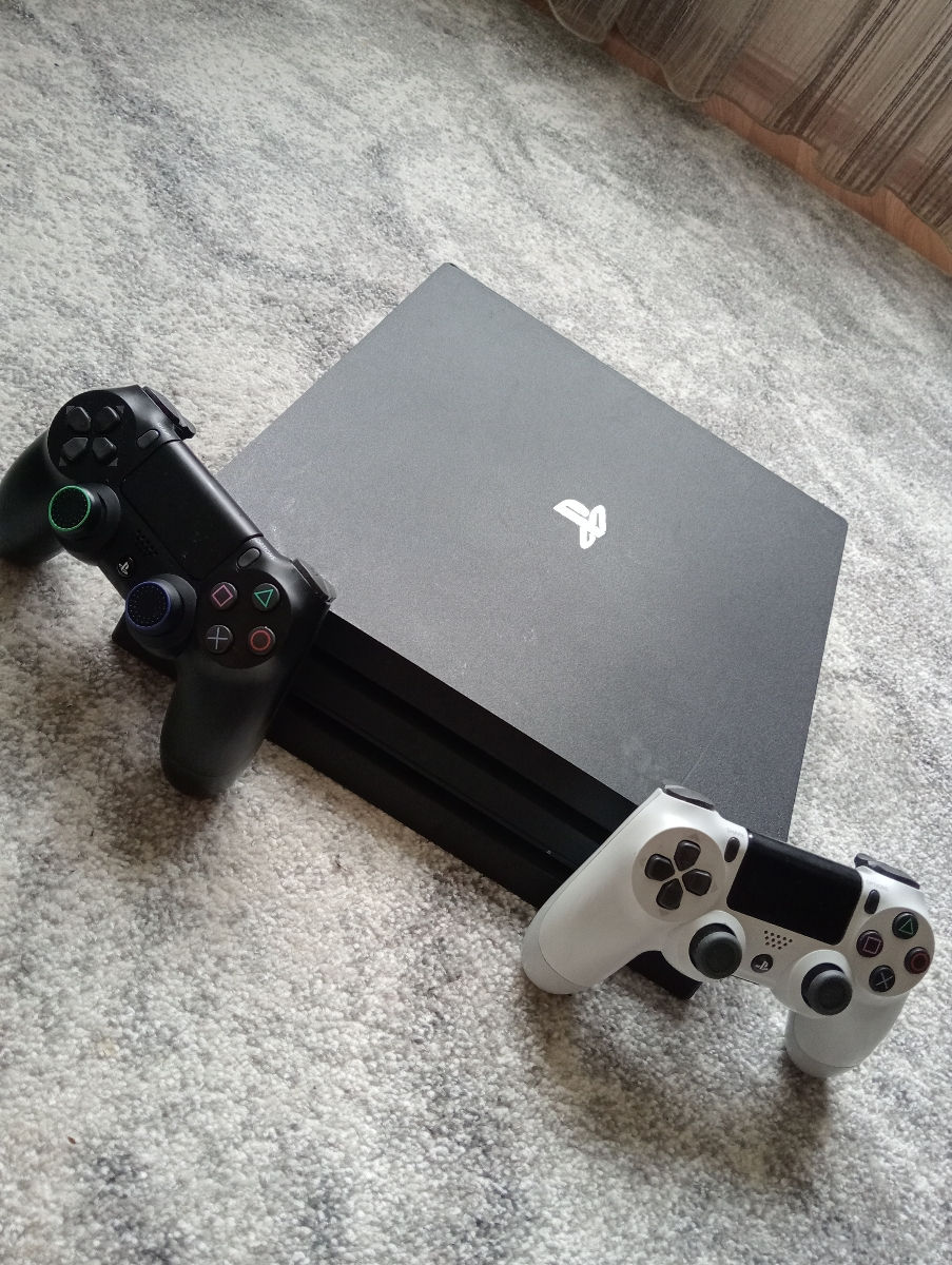 Vînd PS 4 Pro ultima generatie
