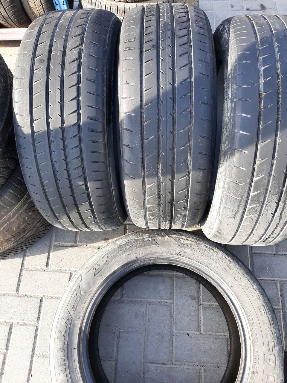 Vind trei anvelope 225,55 R18 pretul 200 lei bucata