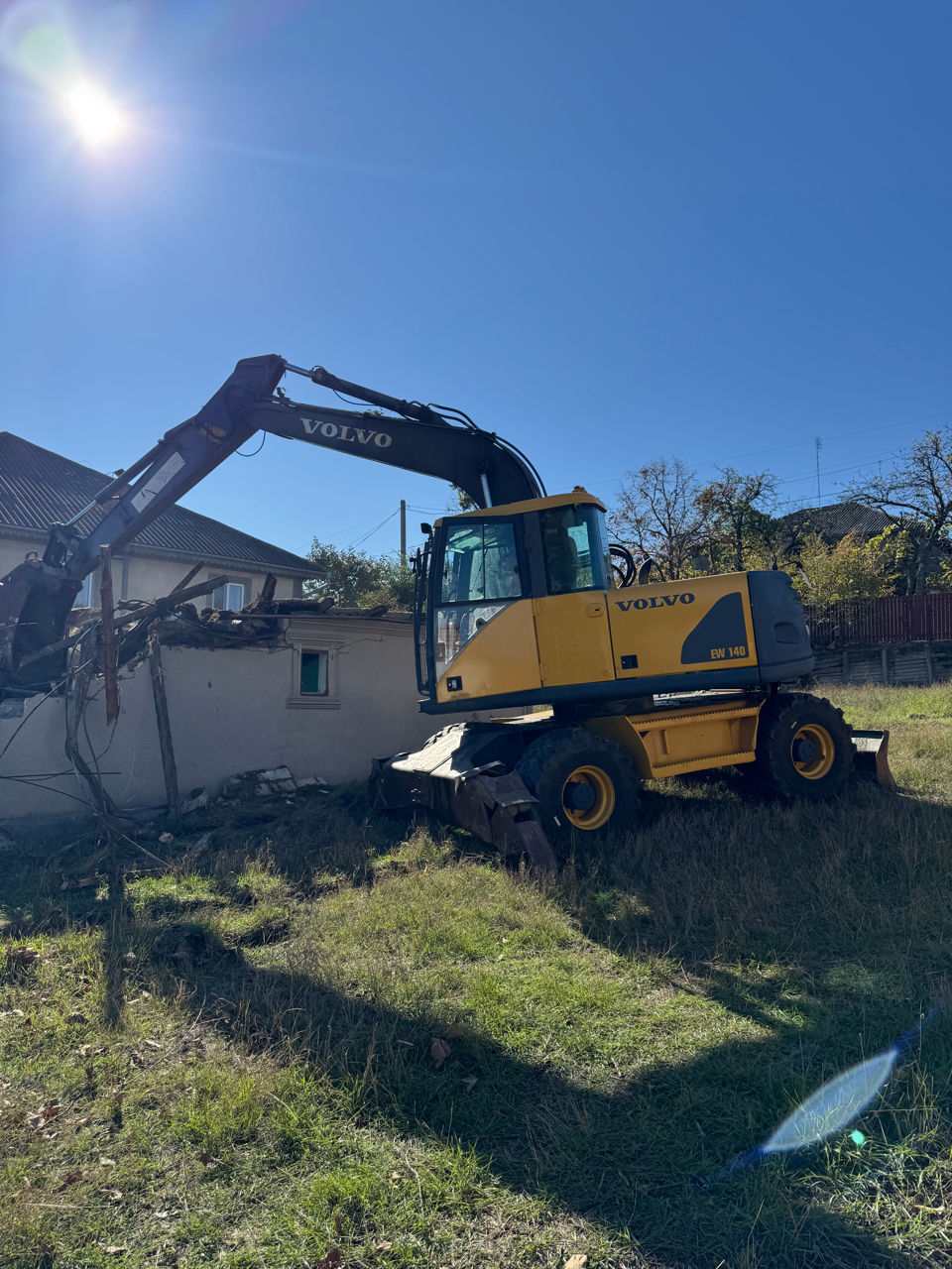 Executăm lucrări cu excavator și utilaje moderne 1,7 t 2,6t 3t 16t