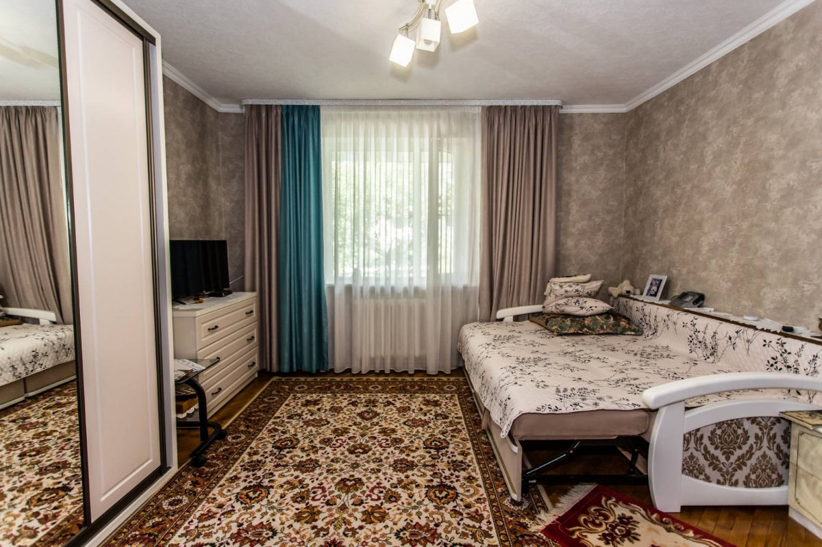 Stauceni, casa buna de locuit, in 2 nivele