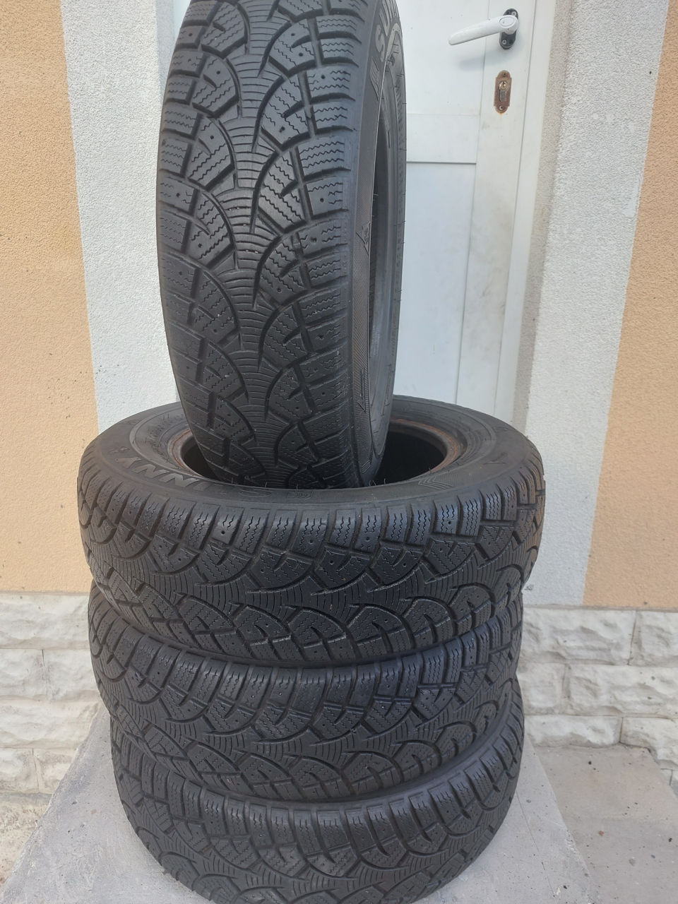 Vind 4 cauciucuri 195/70/15C Iarna