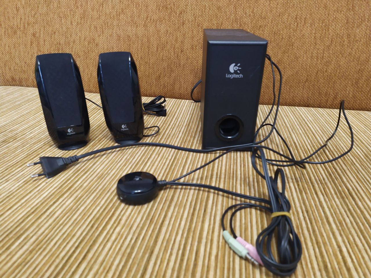 Колонки Logitech s-220 2.1 б/у - 170 леев