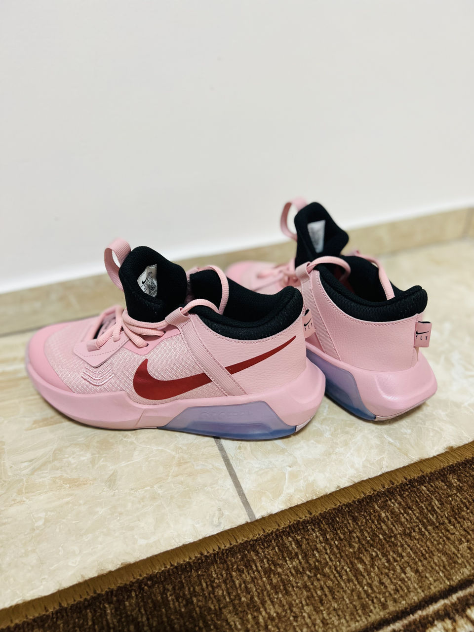Adidasi nike noi