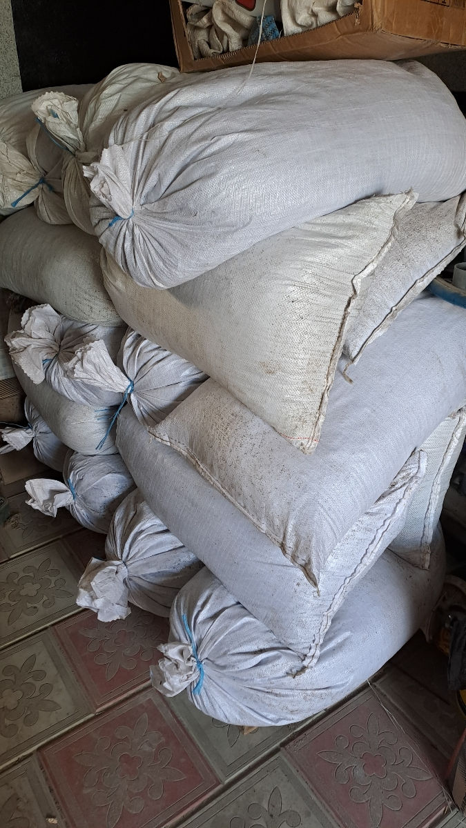 Macuc pus ín saci. 6 lei kg.