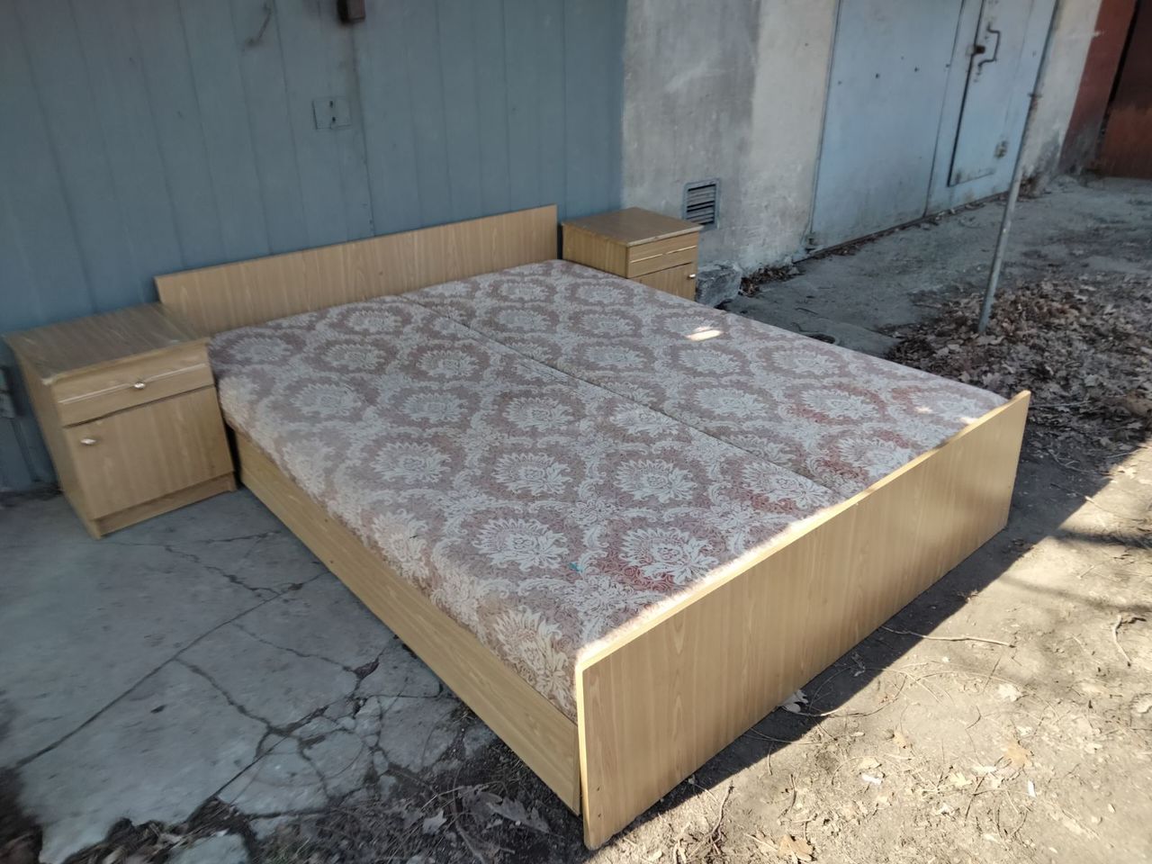 Кровать 2 х спальная и две прикроватные тумбочки и трюмо в хорошем ...