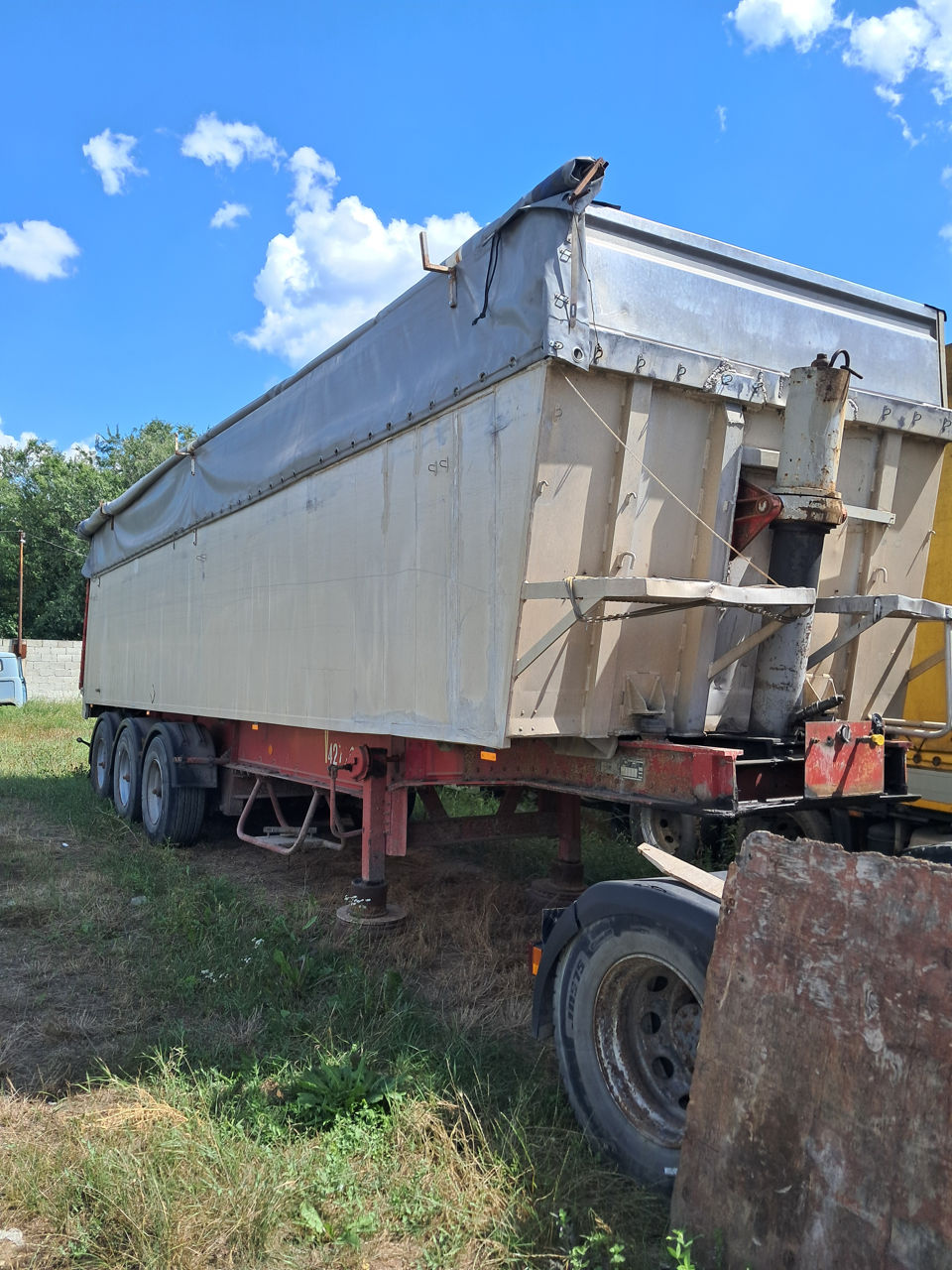 Semiremorca basculanta