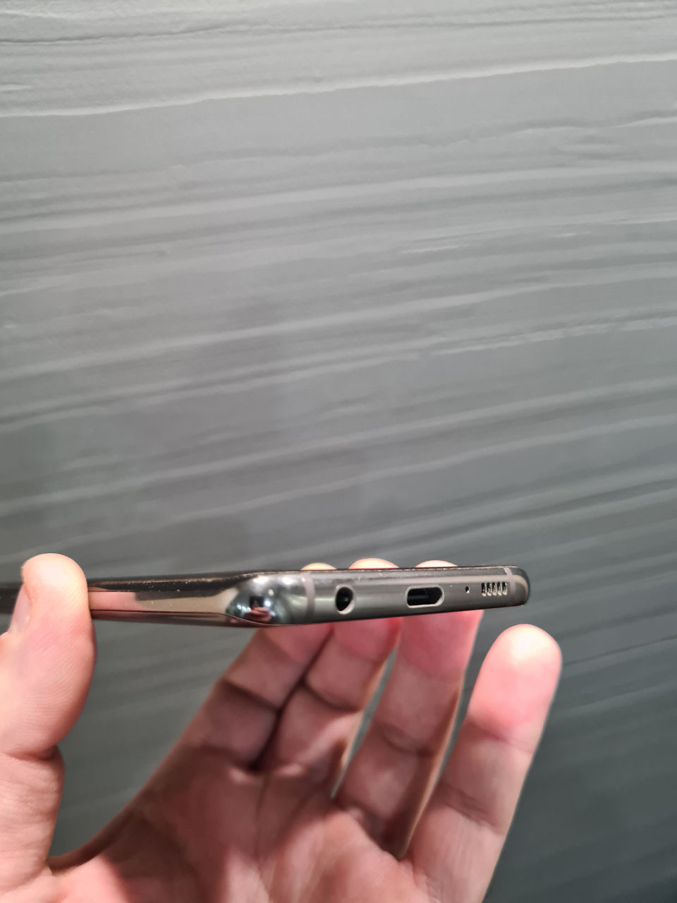 Продаётся смартфон SAMSUNG S10 128 gb Dual Sim Black.RAM 8GB.Состояние нового 9/10