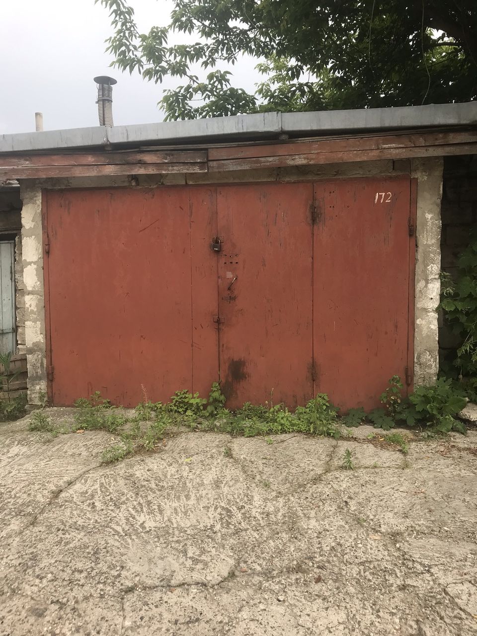 Se vinde garaj + beci