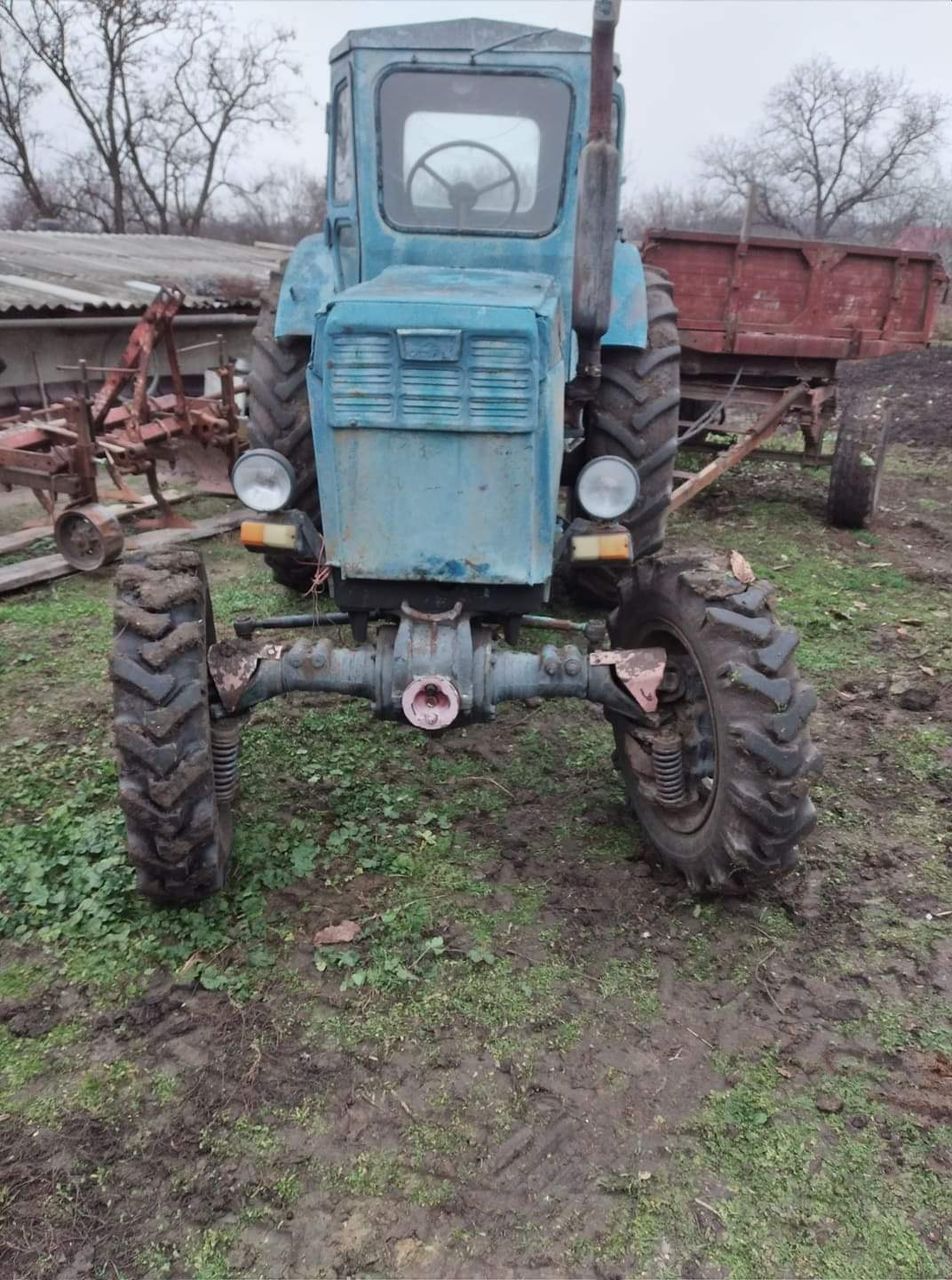 Urgent! Se vinde, tractor împreuna cu remorca și plug!!