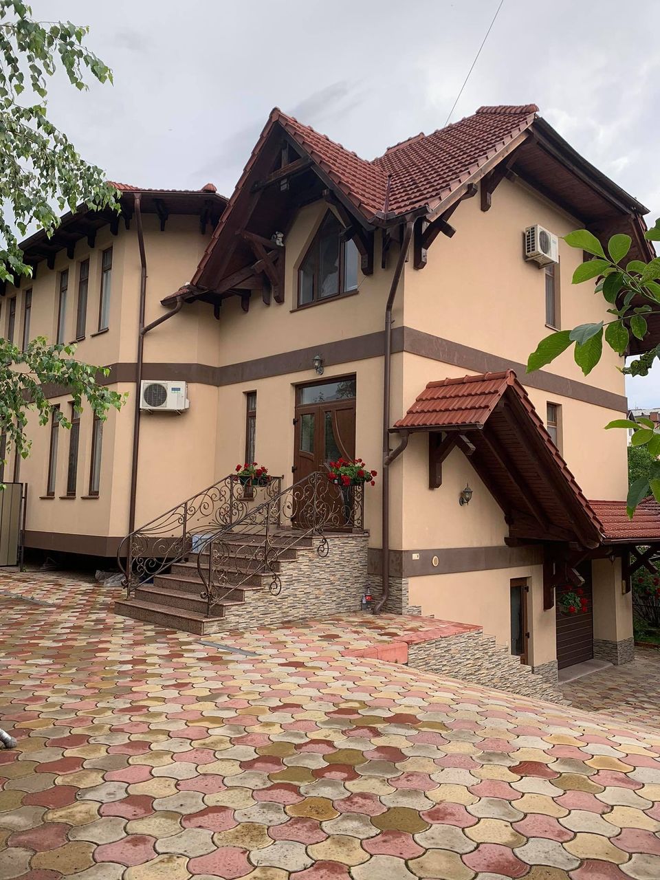 Se vinde casa de tip duplex.