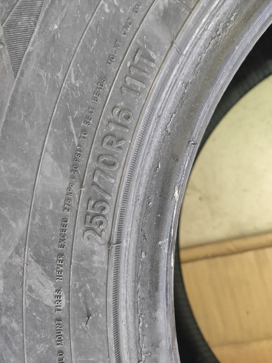 Vind 2 buc 255/70R16 Toyo