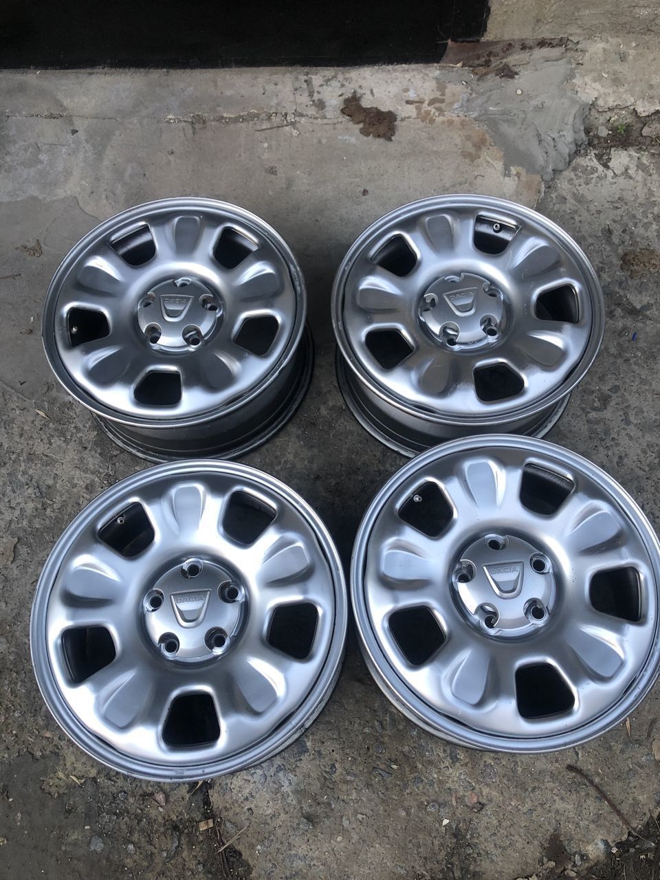 Set jante Dacia Duster R16 5x114.3, in stare ideala, cu capacele ...