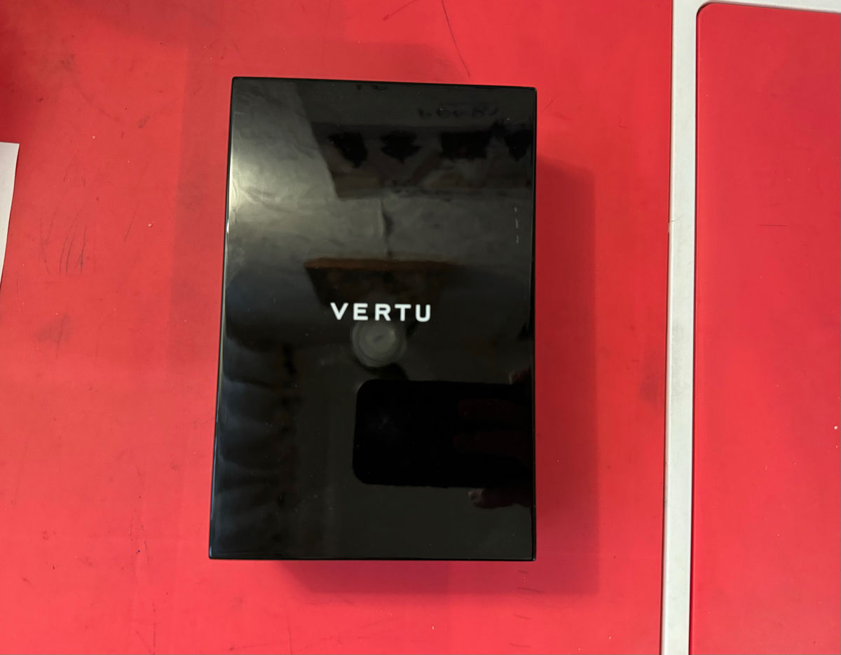 Vertu - box + Accesorii - 2000 lei