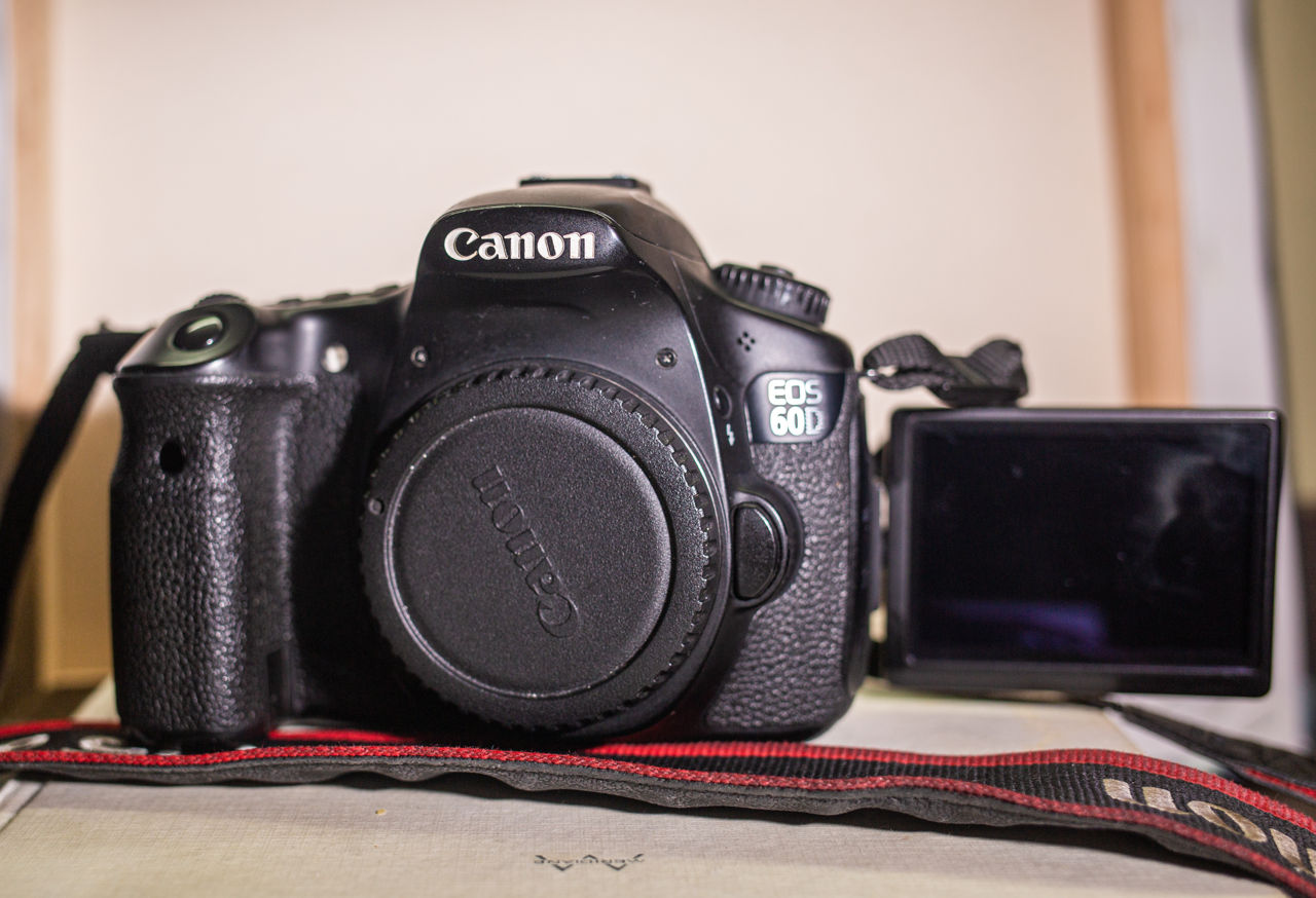 Vînd body Canon 60D bine păstrat.