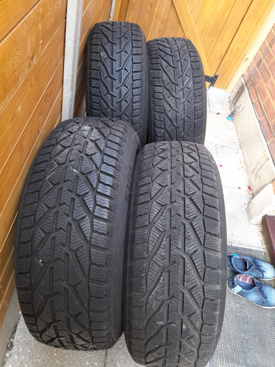 Vind cauciucuri de iarna marimea 235/60/R18