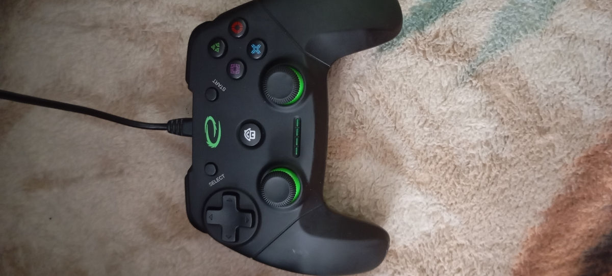 Vand gamepad cu 200 de lei