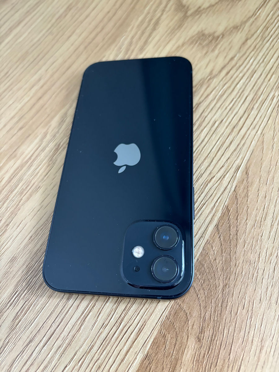 iPhone 12 (64 GB)