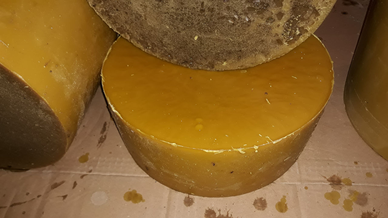 Продам воск натуральный пчелиный на свечи 190 кг