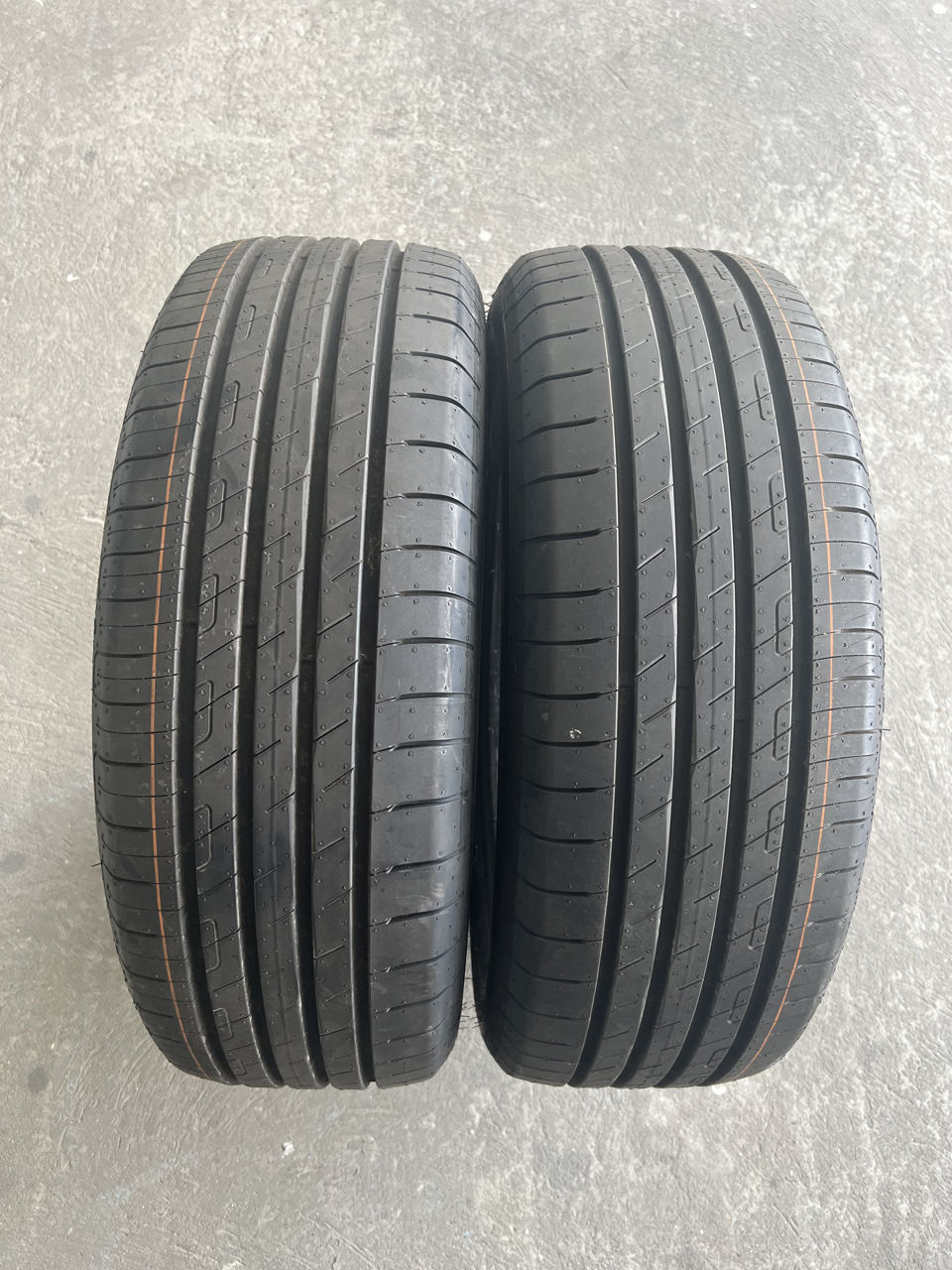 Se vind 2 anvelope 215/55 R18 Goodyear noi