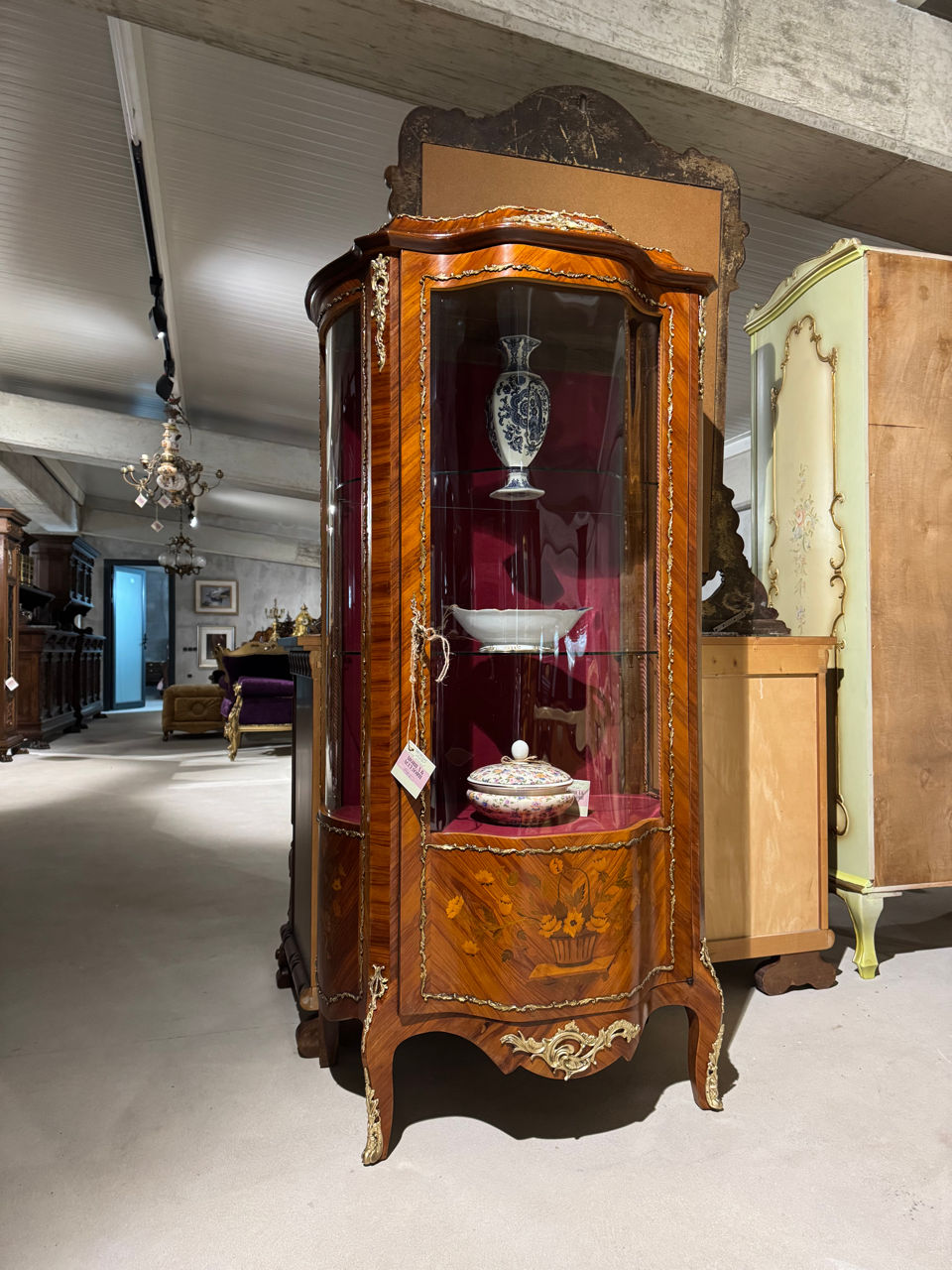 Vitrina ingusta cu elemente metalice, polite sticla