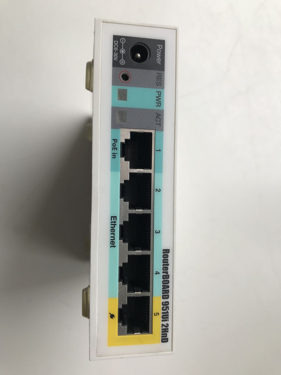 Router MikroTik RB 951Ui-2HnD